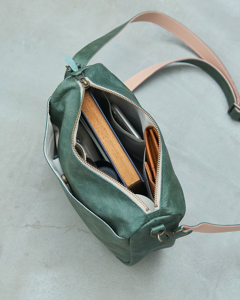 すっきりとかっこいい、メンズライクな「fuwari ショルダーバッグ」 | Kanmi（カンミ）公式オンラインストア